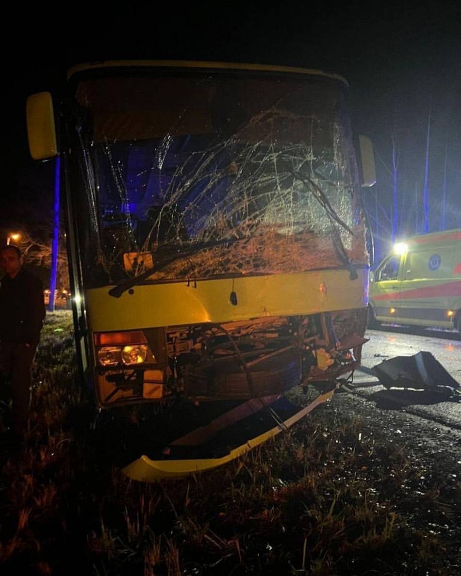 FOTO: Siguldas novadā skolēnu autobuss sadūries ar vieglo auto — Santa