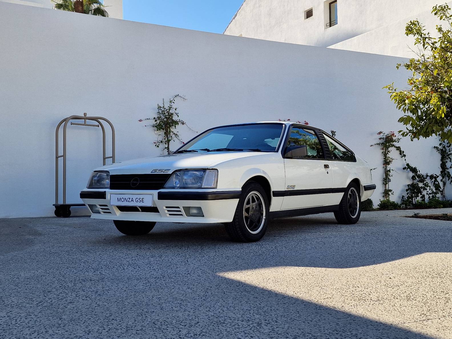 Spānijā testējam pasaulē vienīgo elektrisko «Opel Manta GSe ElektroMOD ...