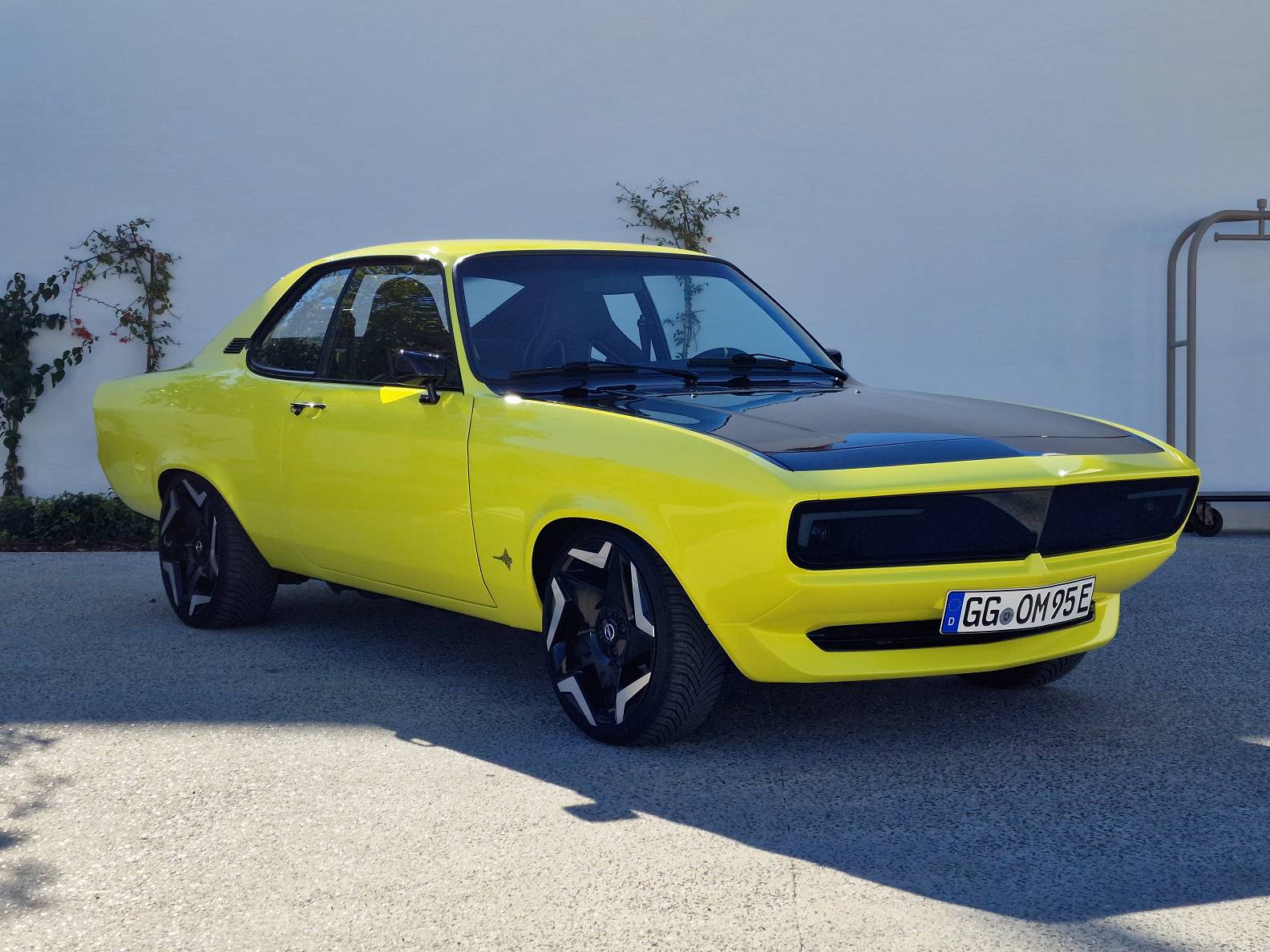 Spānijā testējam pasaulē vienīgo elektrisko «Opel Manta GSe ElektroMOD ...
