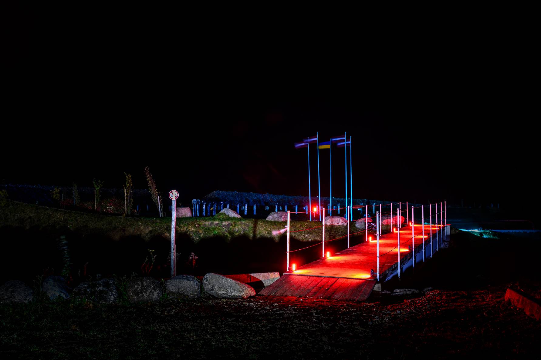 FOTO: Likteņdārzā skatāms vērienīgākais gaismas uzvedums Latvijā — Santa